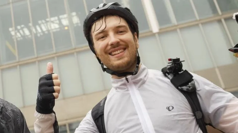 Twitch Streamer Raises $552k For Charity By Riding His… | EarlyGame