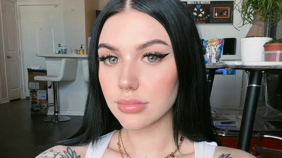 Female Streamer Reveals How A Terrifying Stan Set A… | EarlyGame