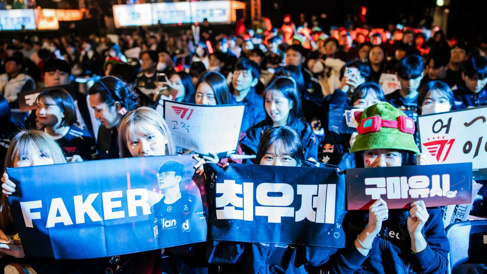 LoL Worlds 2023: T1 Fans Try To Accumulate Good Karma For… | EarlyGame