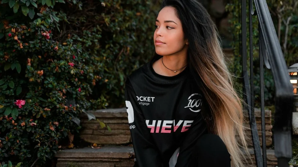 Valkyrae Announces YouTube's Gifted Memberships | EarlyGame